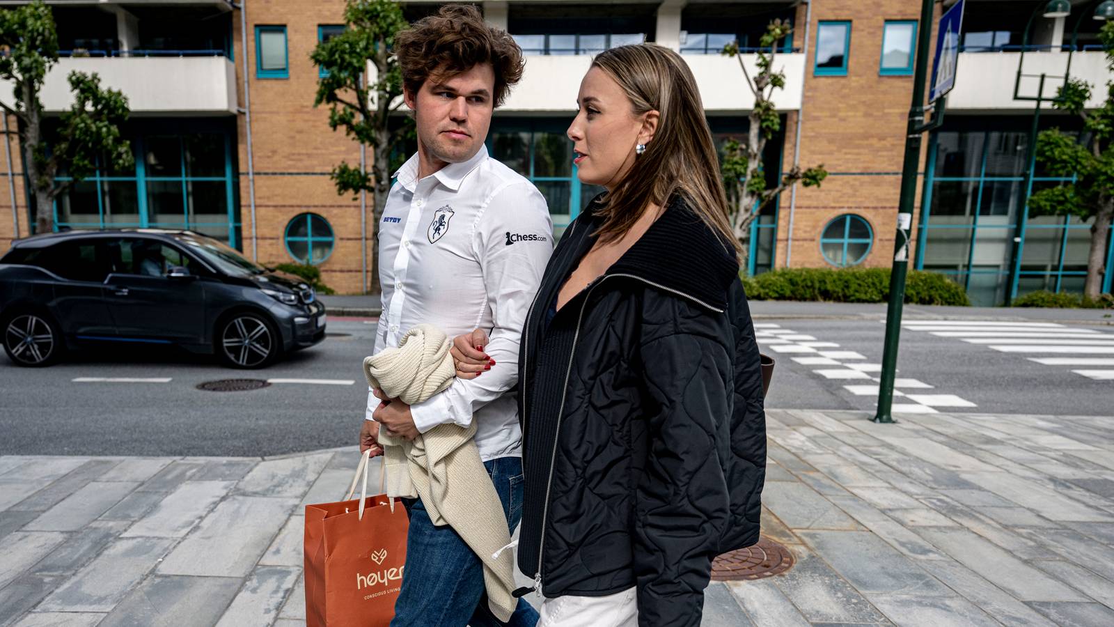 Sjakk: Magnus Carlsen går verda rundt: – På nivå med jeans-saka – NRK ...