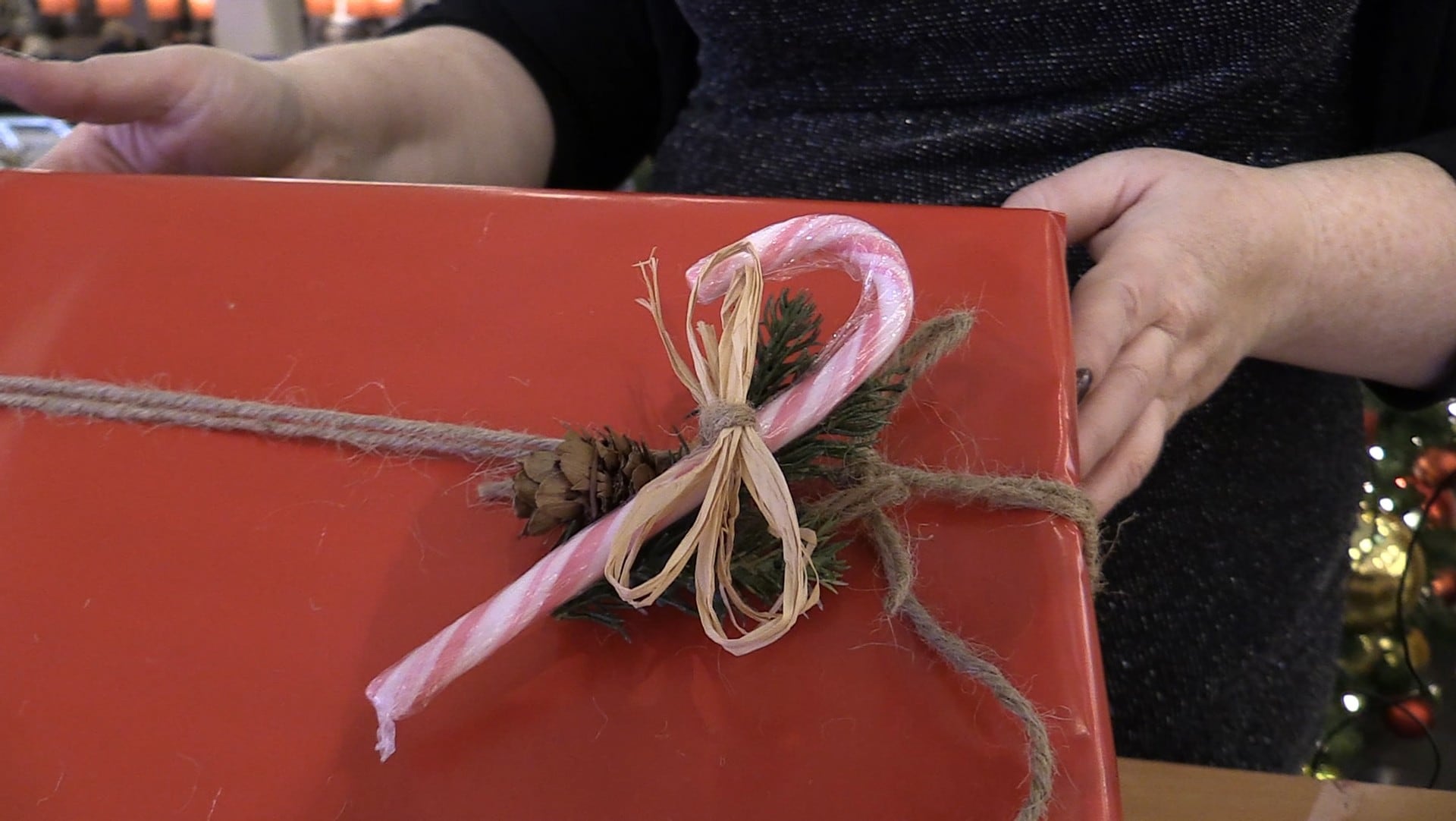 Slik pakker du inn gaven – NRK