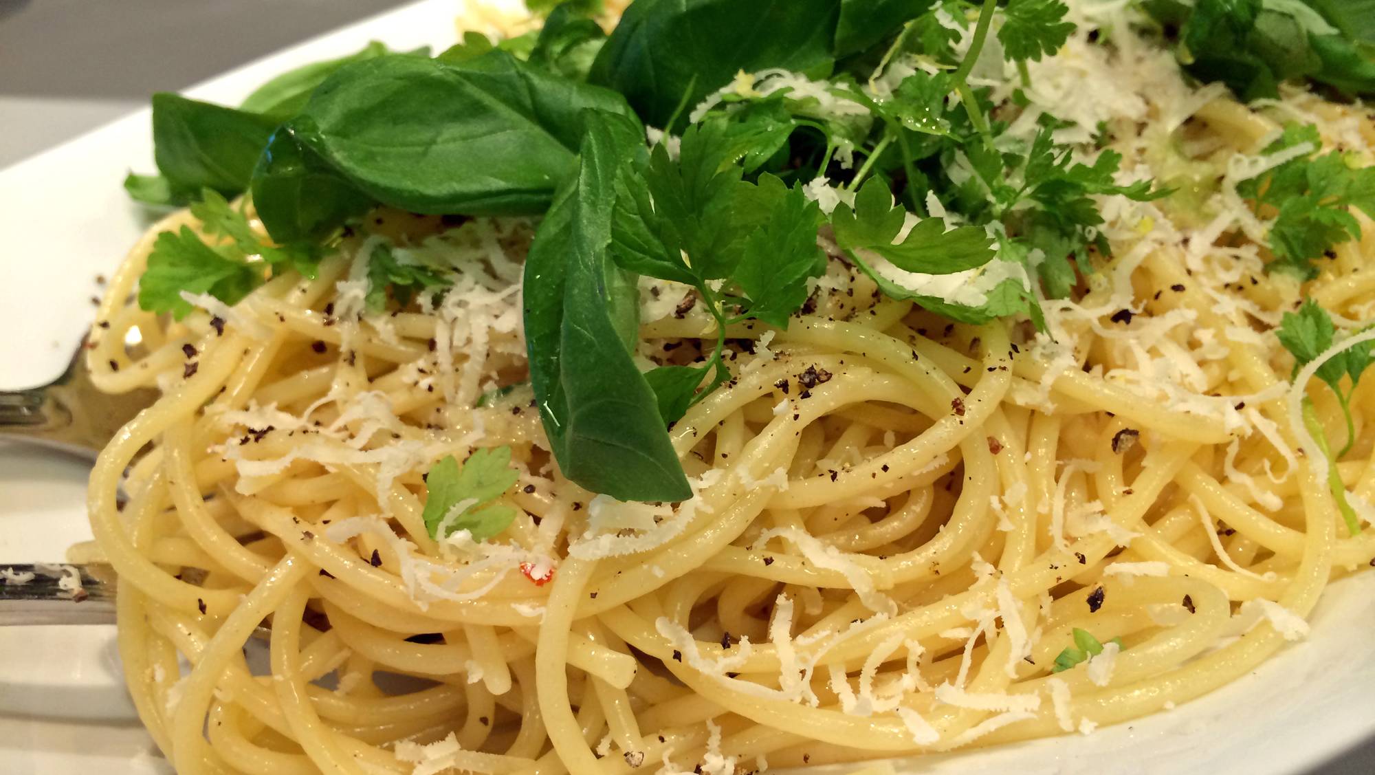 Spagetti med sitron og revet parmesan – NRK Mat – Oppskrifter og ...