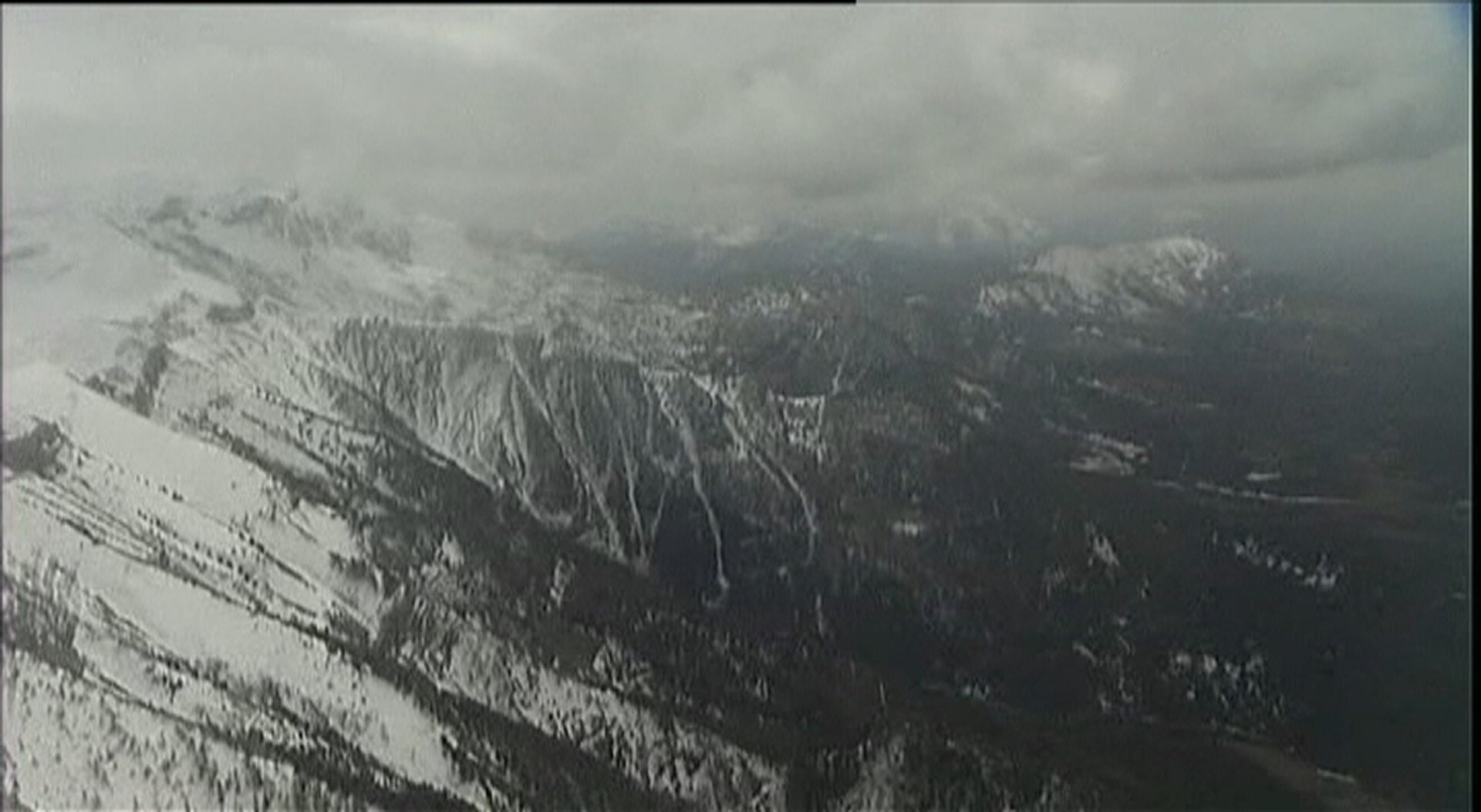 Flyfoto frå staden der helikopteret har styrta – NRK