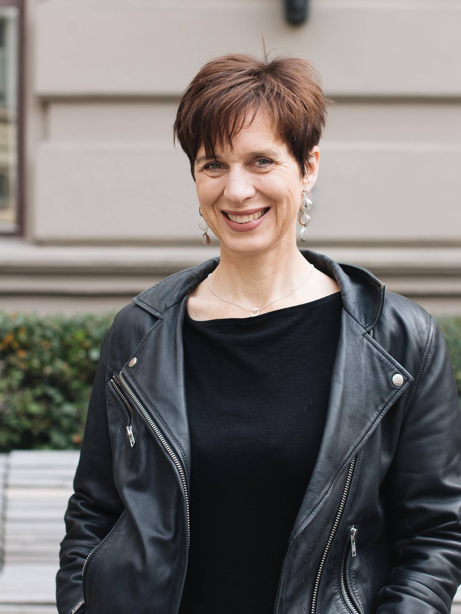 Anmeldelse: «Oppskrift mot ånder som knuser ting» av Tyra Teodora ...