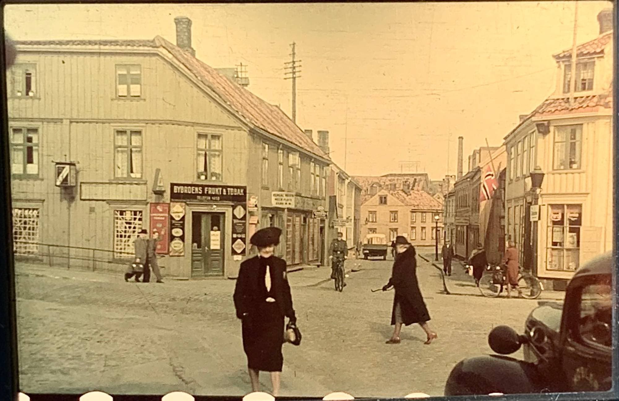 Fargebilder fra Trondheim under krigen funnet i kjeller – NRK Trøndelag ...