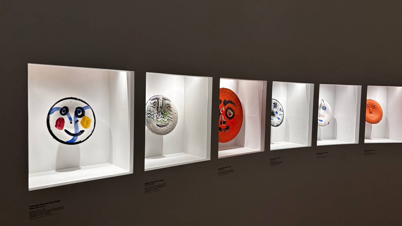 Pablo Picasso sine måleri blir stilt ut på Posten Moderne i Trondheim ...