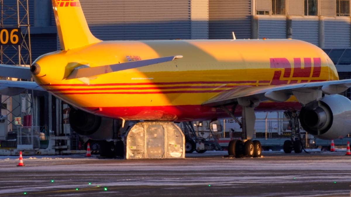 Container blåste inn i fly på Oslo lufthamn – Siste nytt – NRK