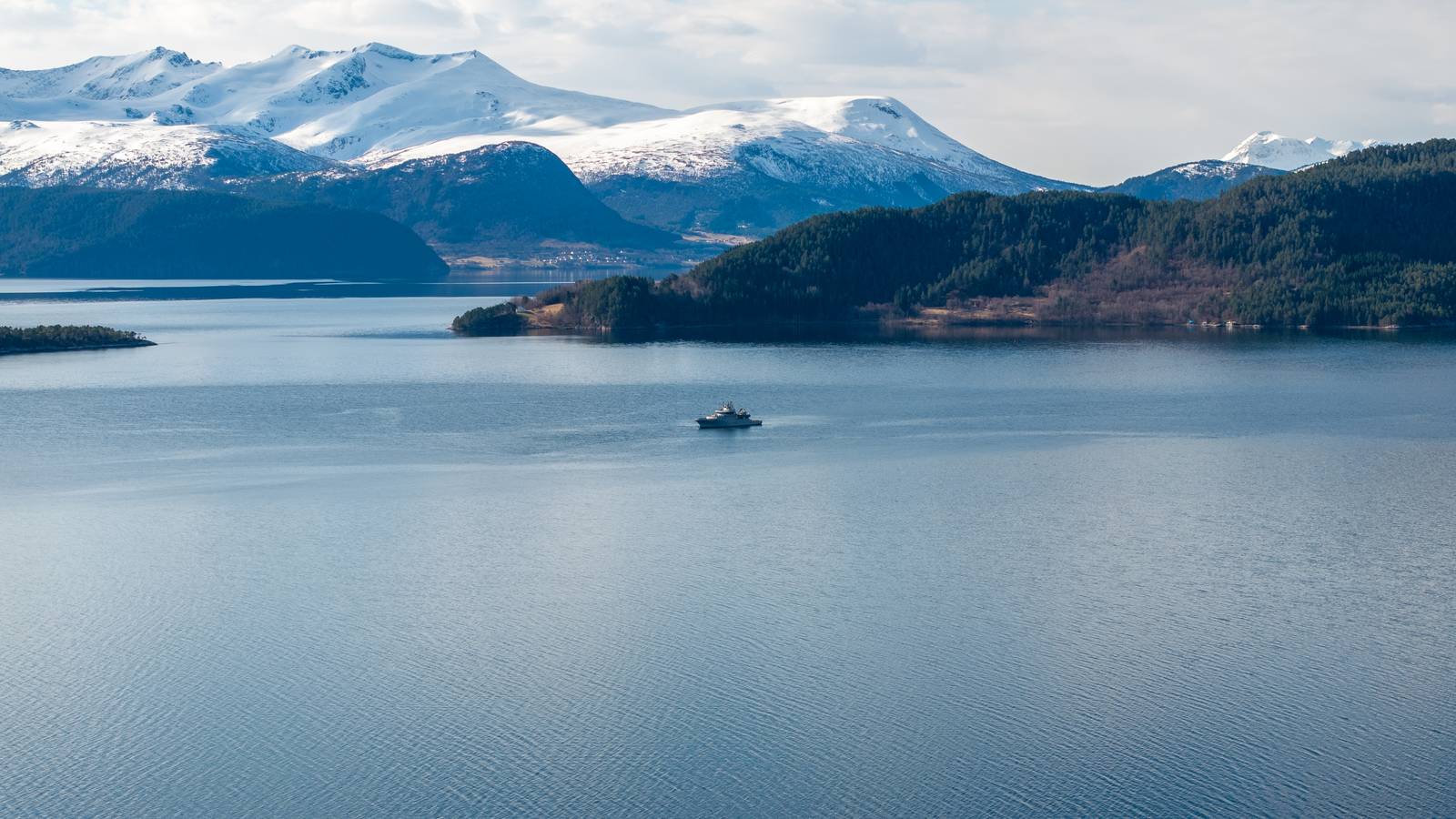 Mann funnen død i sjøen etter leiteaksjon i Molde – NRK Møre og Romsdal ...