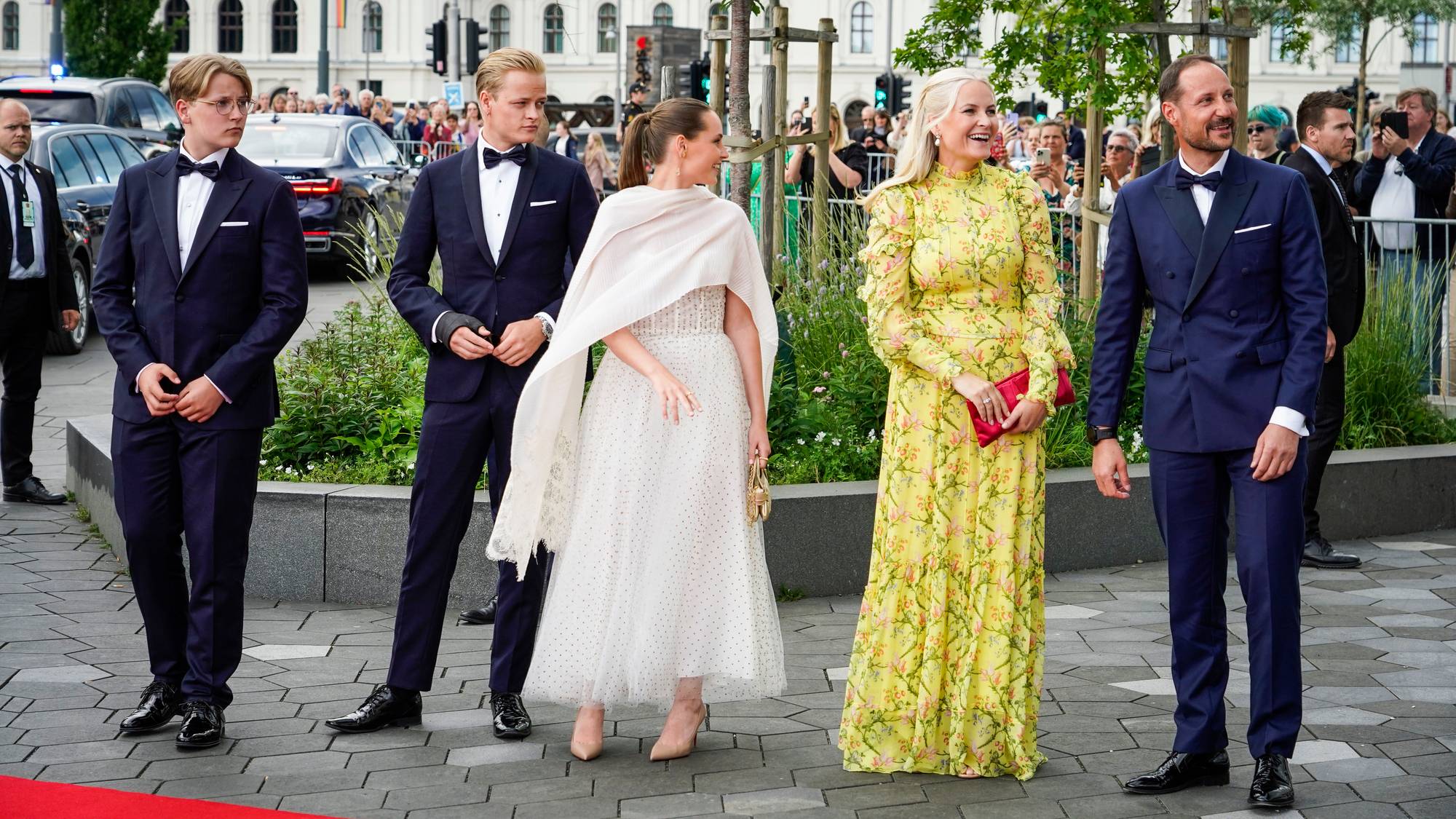 Kronprinsparet: – Vi har i lengre tid fått profesjonell hjelp fra helsevesenet – NRK Norge ...