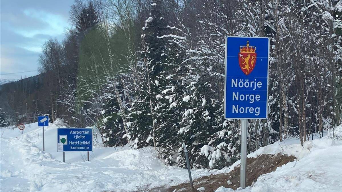Historisk skilt på svenskegrensen – NRK Nordland