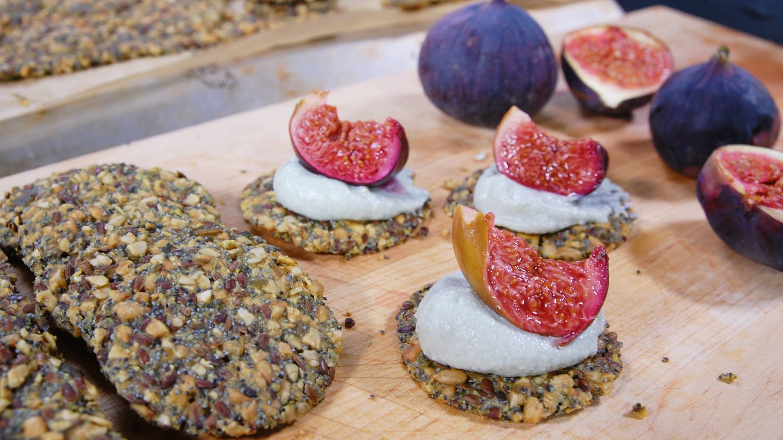 Salte kjeks med gløggmarinerte fiken – NRK Mat – Oppskrifter og inspirasjon
