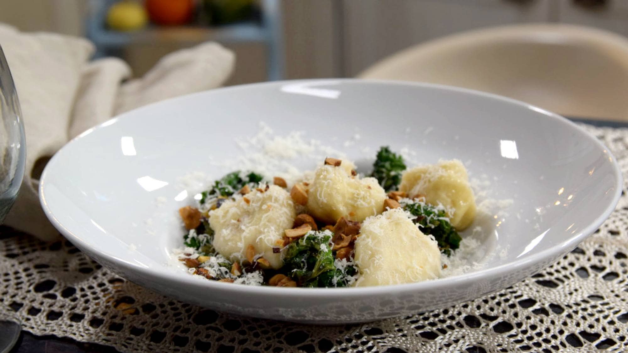 Gnudi - hjemmelaget pasta med ferskost – NRK Mat – Oppskrifter og ...