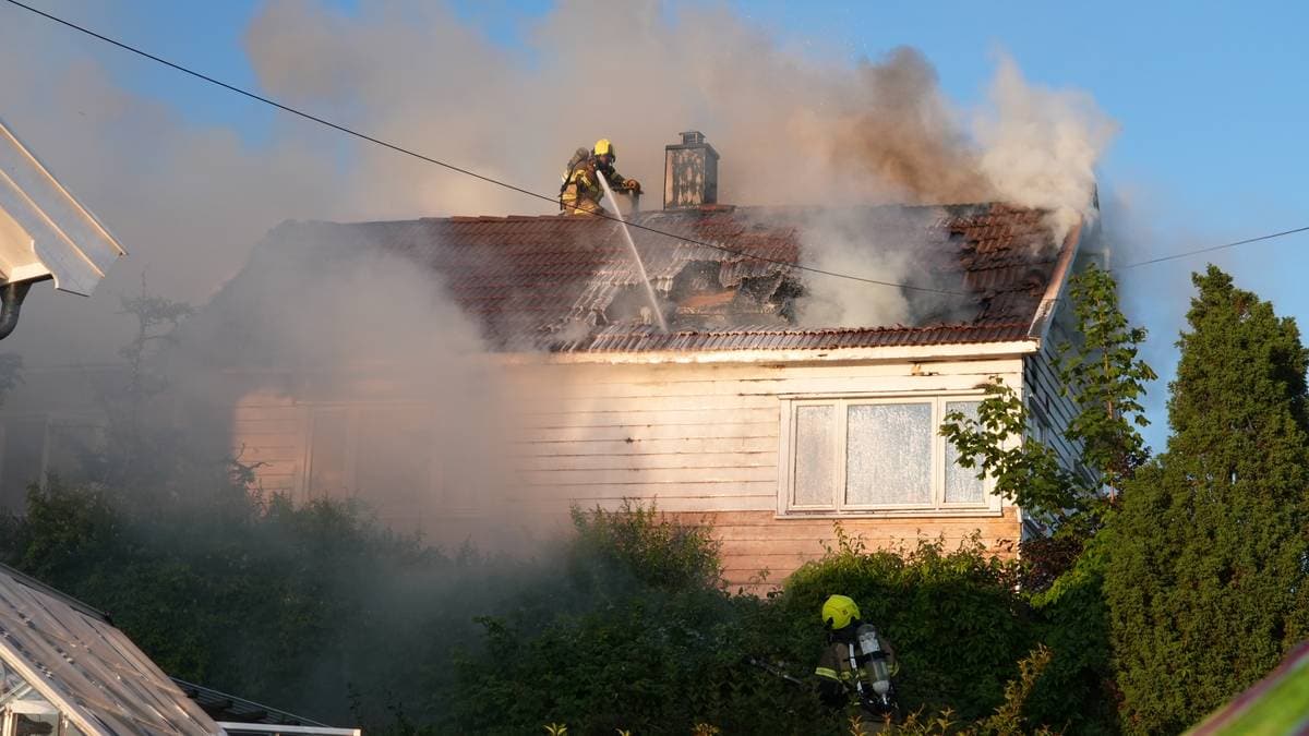 Brann i enebolig i Fredrikstad er under kontroll – NRK Østfold – Lokale nyheter, TV og radio