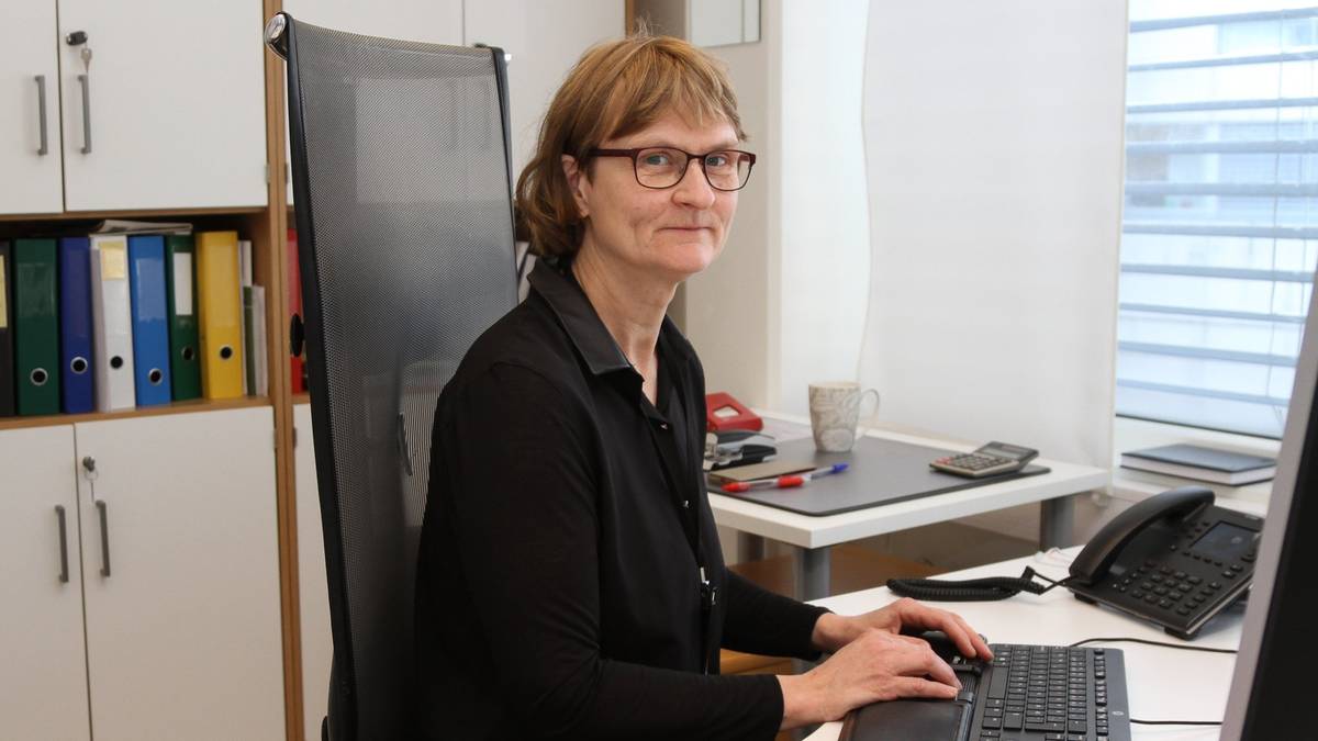 Inger Helene sit åleine på «utstillingsvindauge» for dyrepolitiet – NRK ...