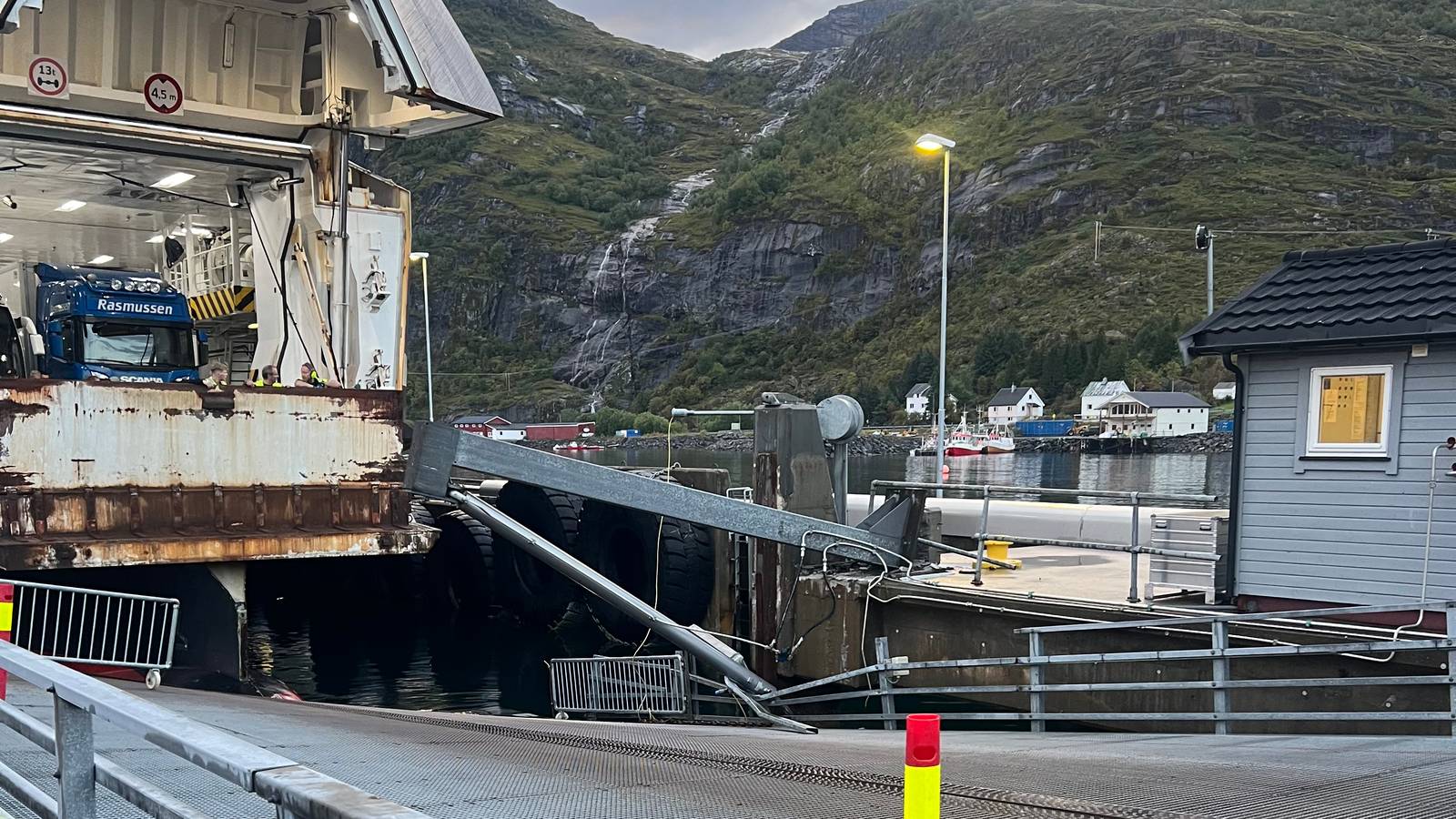 Moskenes i Lofoten: Ferga har dundret inn i fergeleie – NRK Nordland