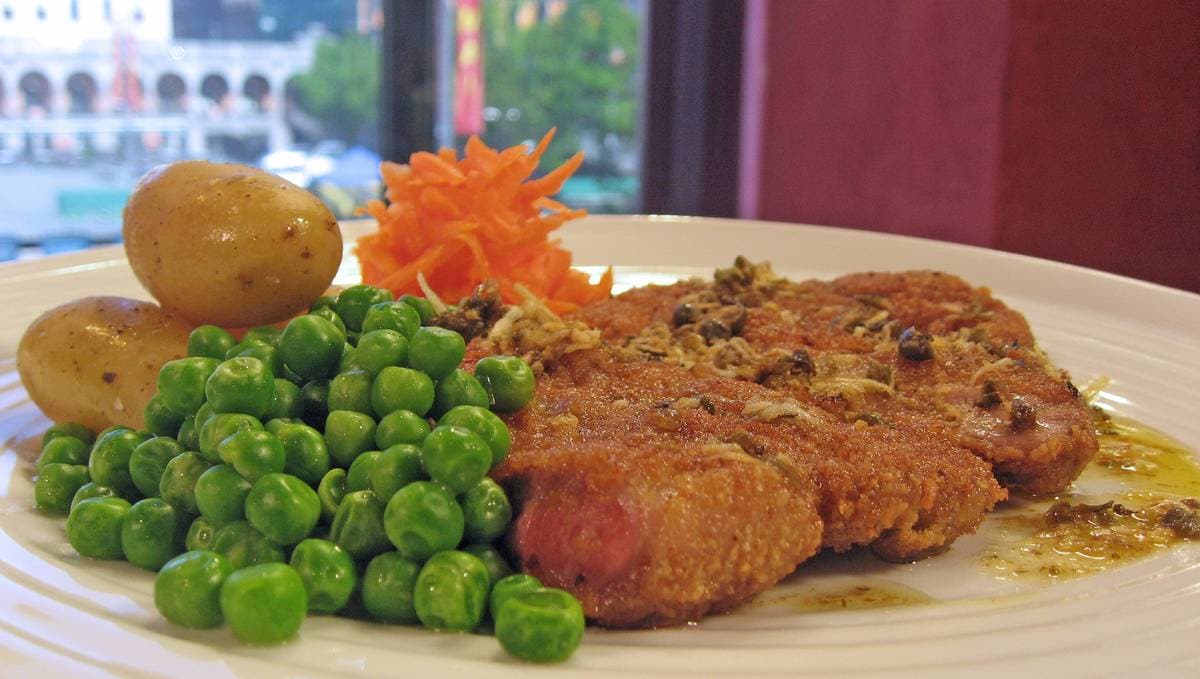 Schnitzel med kapers- og pepperrotsaus – NRK Mat – Oppskrifter og ...