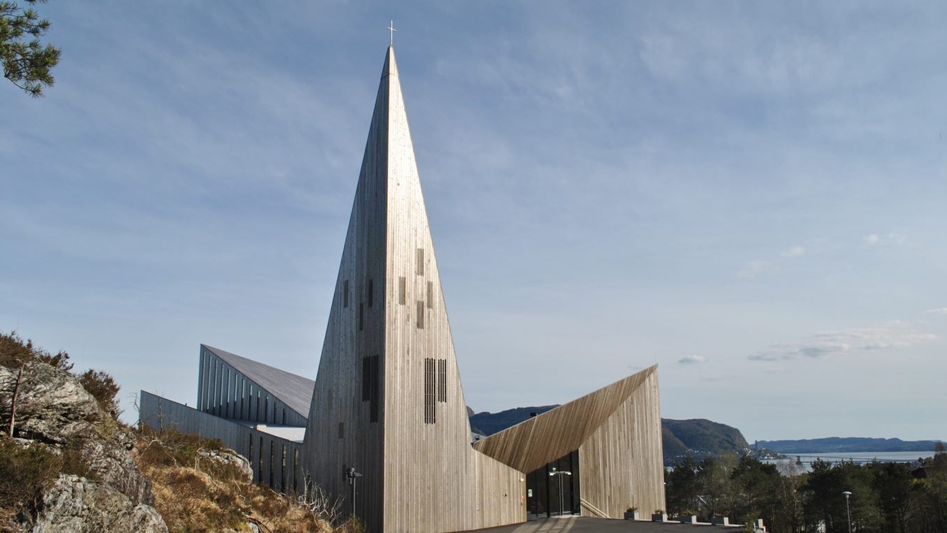 Gudstjeneste fra Knarvik kyrkje - Gudstjeneste - radio - NRK Radio