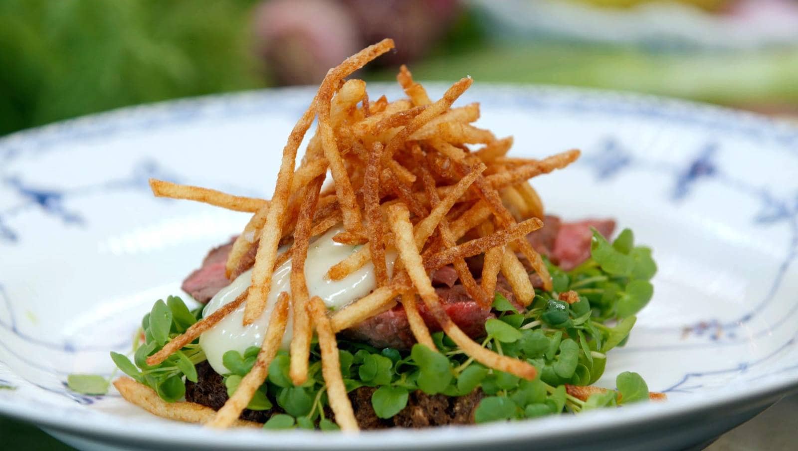 Smørbrød med biff bearnaise og mini pommes frites – NRK Mat ...