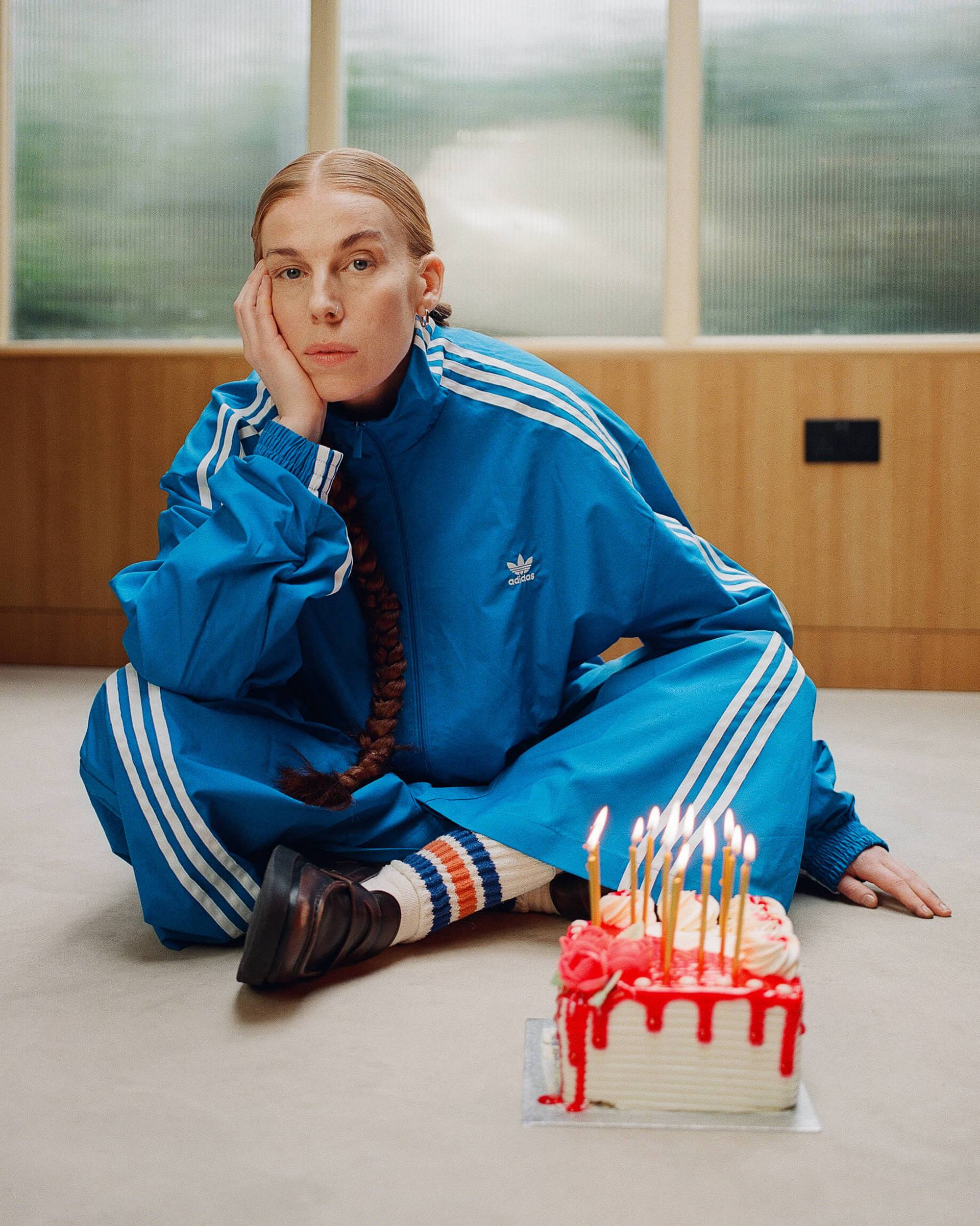 Anmeldelse: «Og eg lyger så det renner som en foss gjennom rommet» av ...