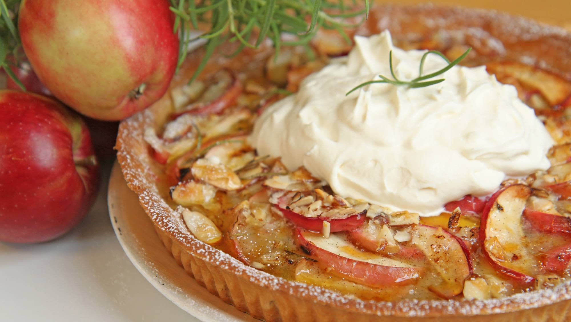 Terte med epler og rosmarin – NRK Mat – Oppskrifter og inspirasjon