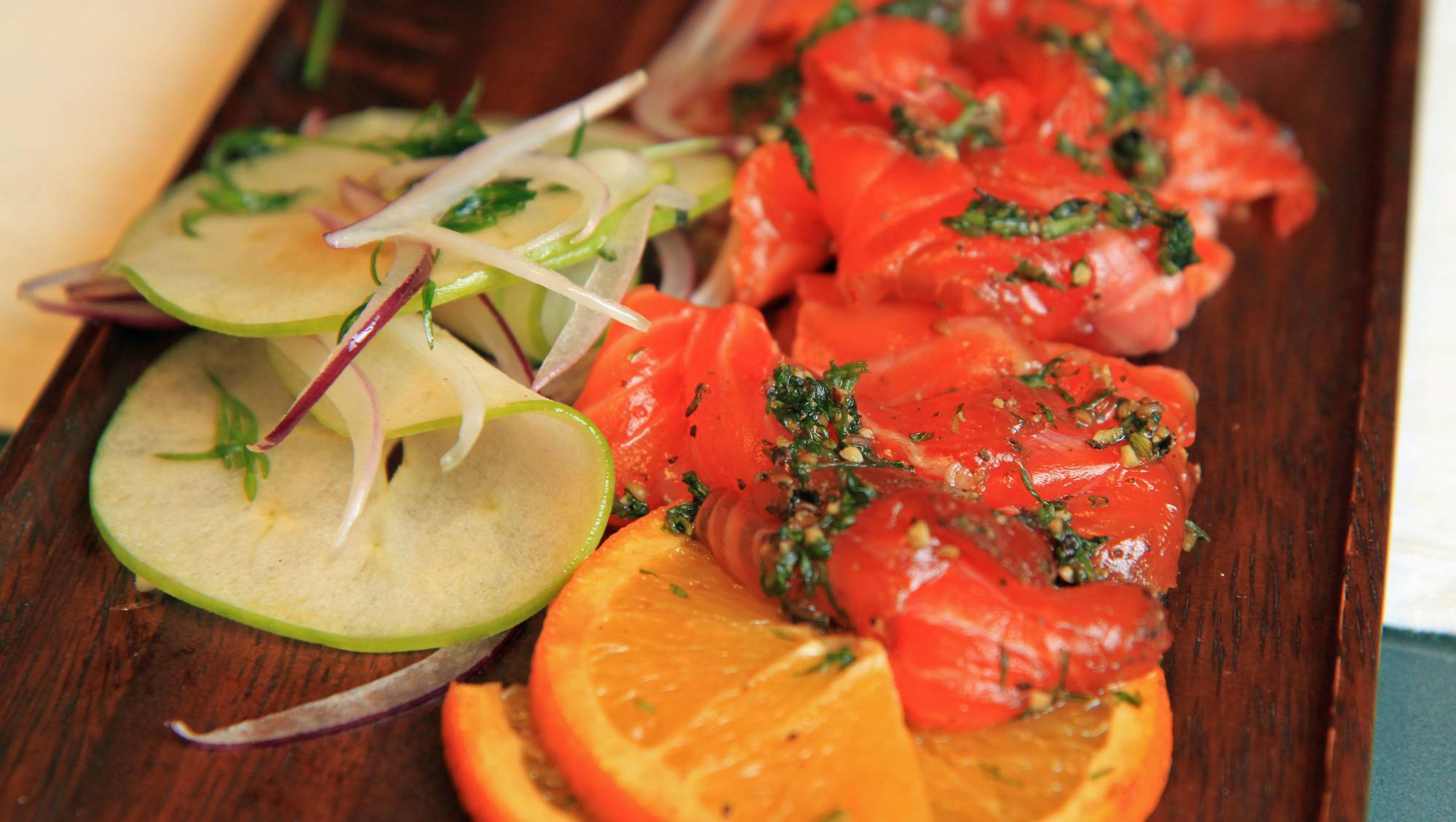 Gravet ørret med appelsin, anis og brunt sukker – NRK Mat – Oppskrifter ...