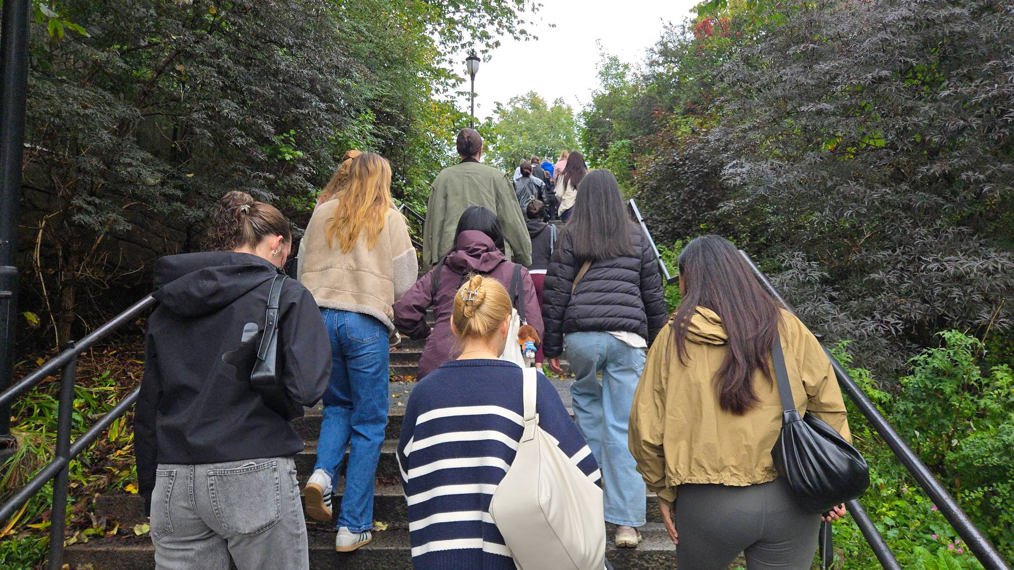 Emily Northway startet gåklubb for å utfordre ensomheten – NRK Norge ...