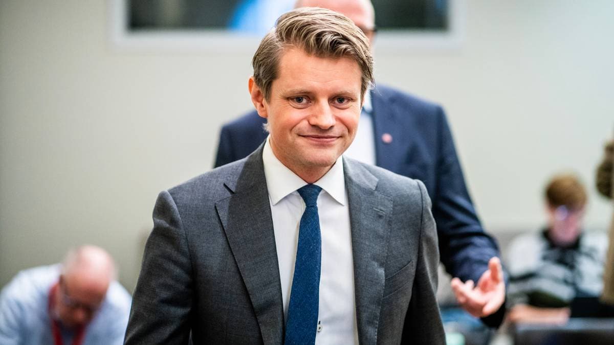 Peter Frølich får æresmedalje av Zelenskyj – Siste nytt – NRK
