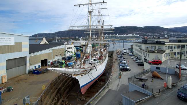 Følg Statsraad Lehmkuhl i dokk – NRK Vestland