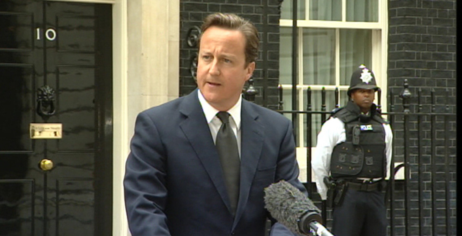 Cameron setter inn 16.000 politifolk – NRK