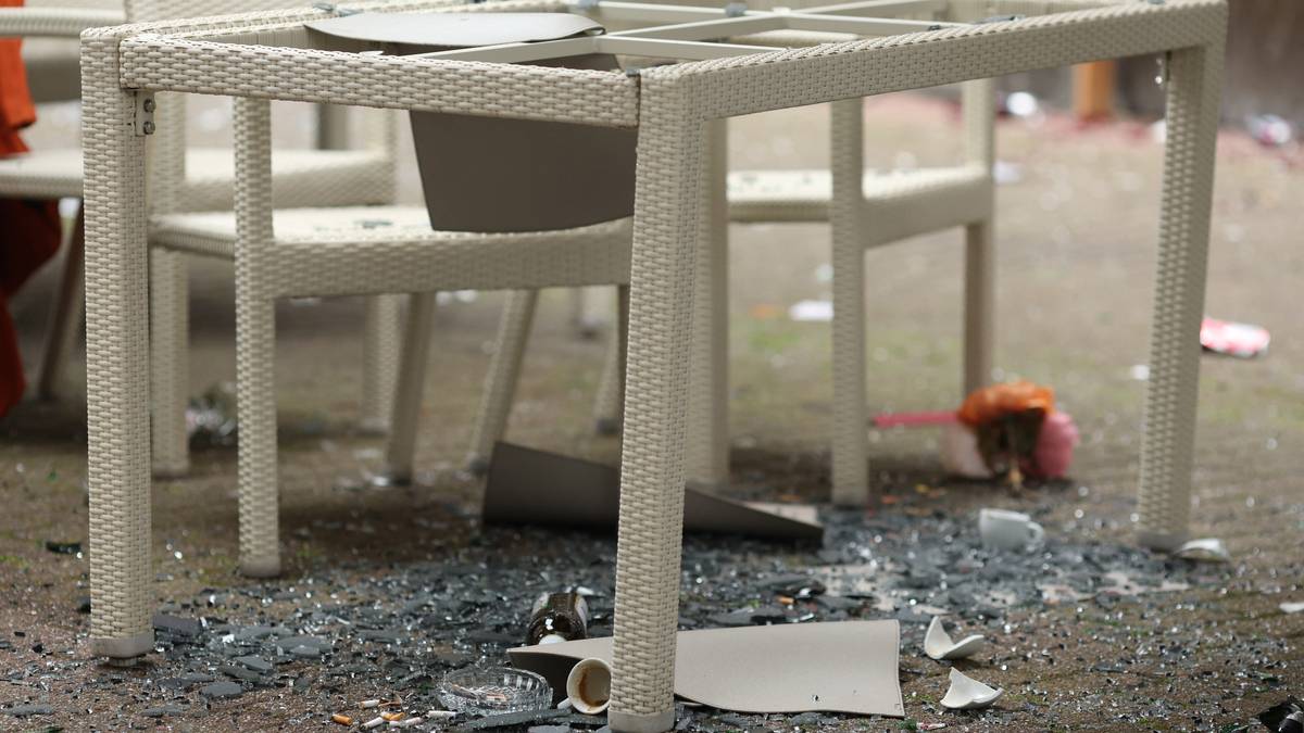 Opprørspoliti sperret av område etter supporter-slåssing i EM – NRK ...