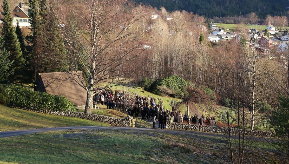 Venner og familie tok farvel med Jens Emil (18) – NRK Vestland