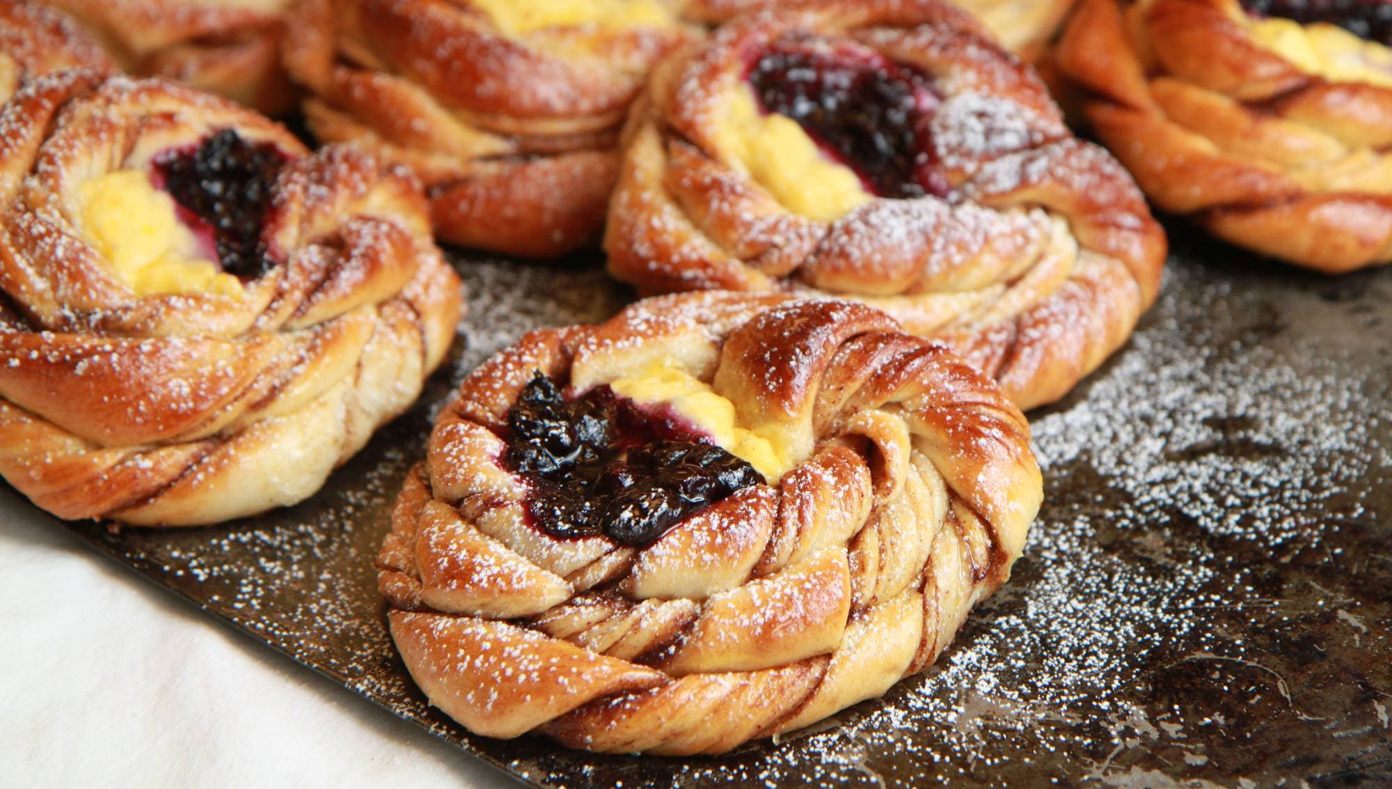 Kanelknuter med vaniljekrem og solbær – NRK Mat – Oppskrifter og ...