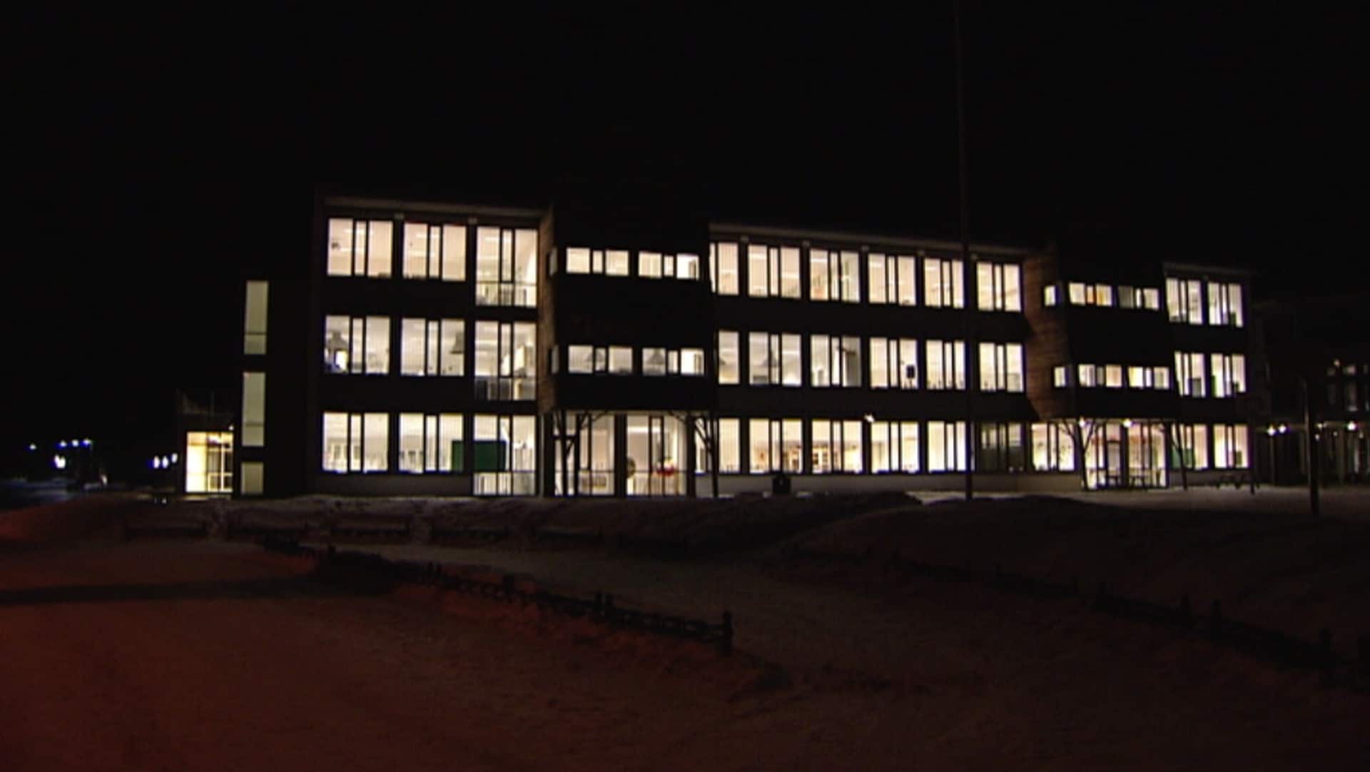 Lyset på Ajer ungdomsskole står på døgnet rundt. – NRK Lyset på Ajer ungdomsskole står på døgnet rundt. – NRK