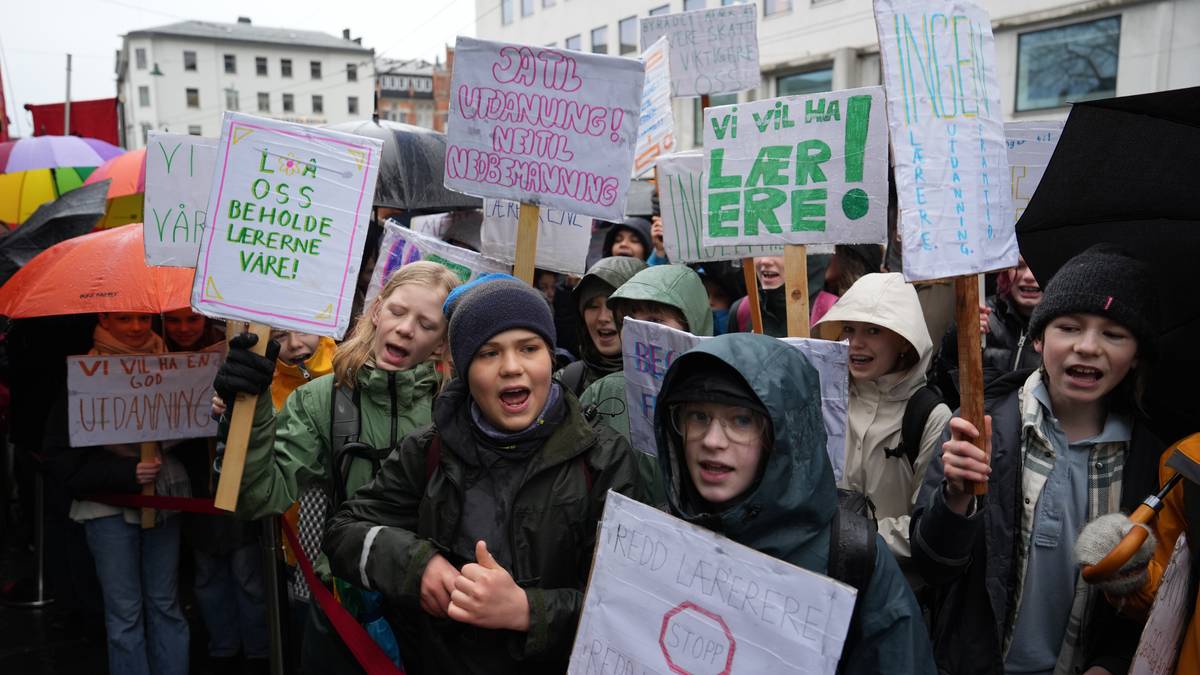 Elever dropper skolen for å protestere mot skolekutt – NRK Vestland