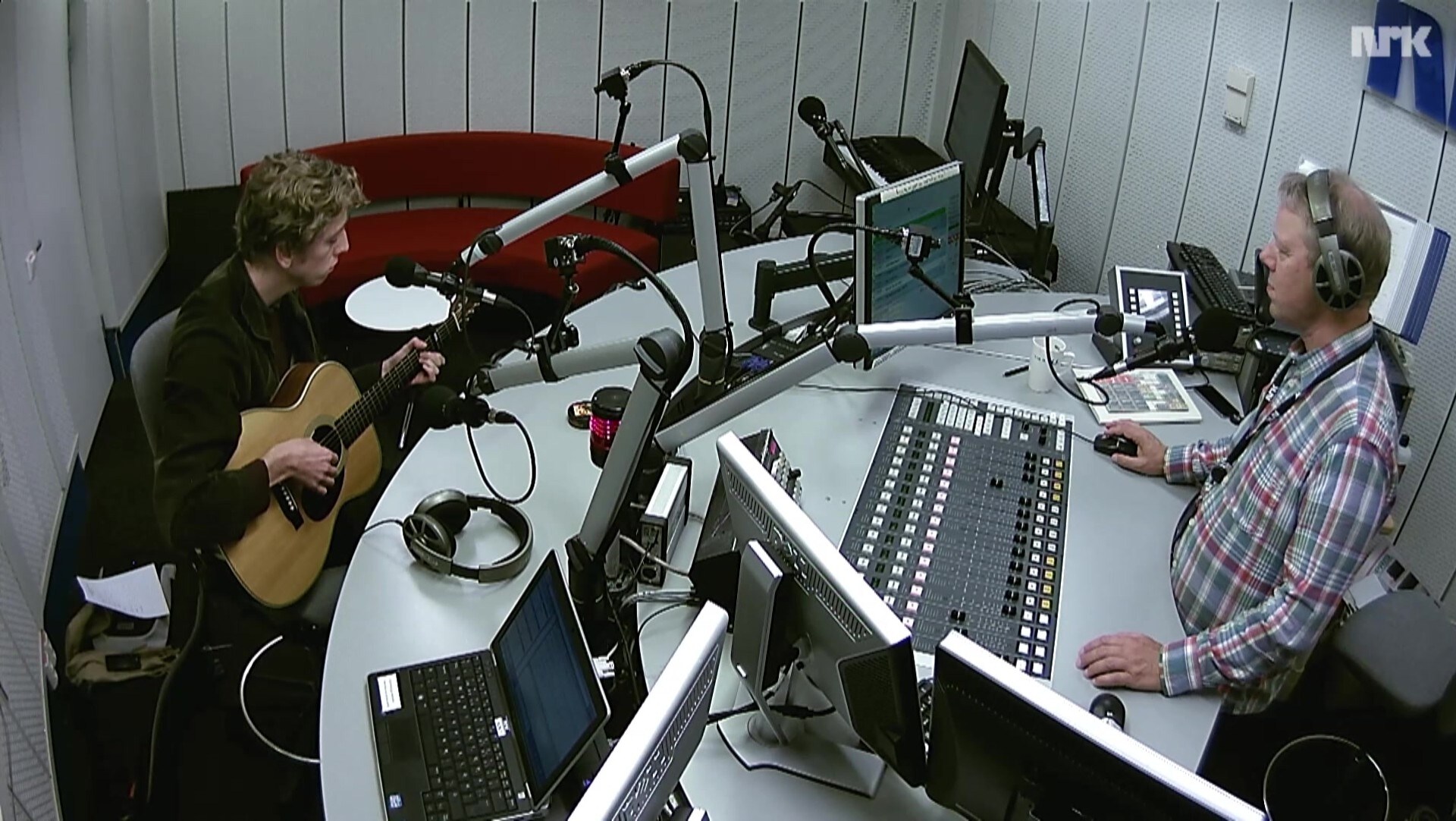 Jonas Alaska spelar live – NRK