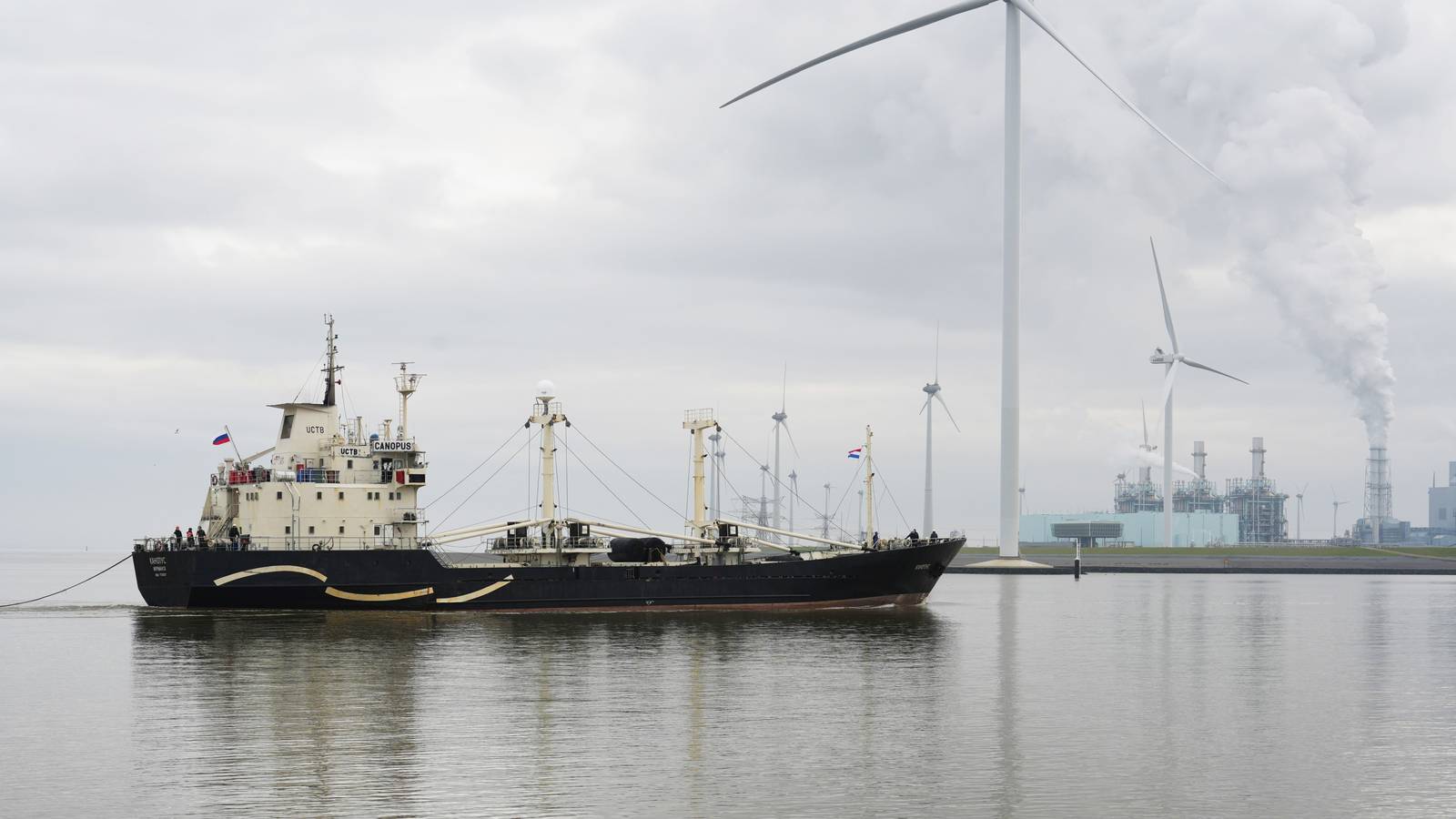 Russiske skip utestengt fra havn i Nederland – frykter spionasje – NRK ...