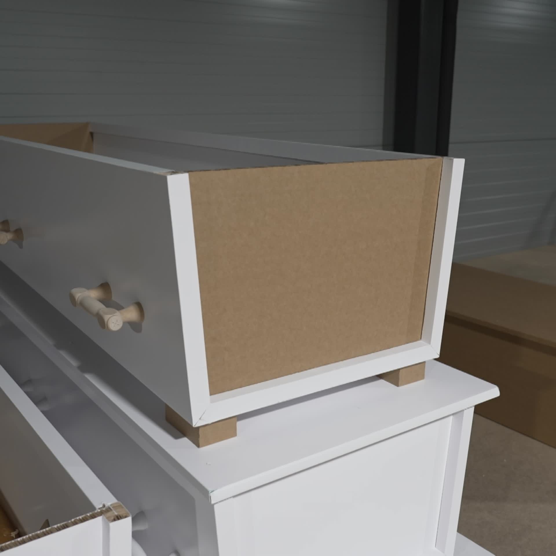 Lager kister av papp – NRK