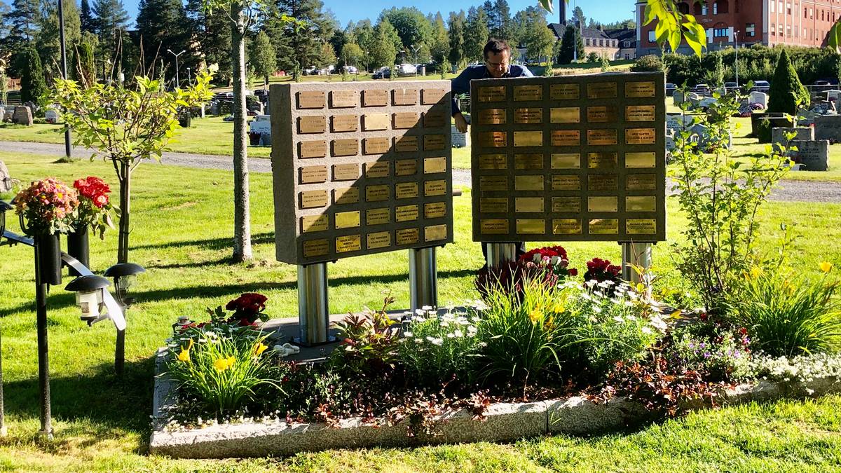 Minnelund framfor gravstein – NRK Sørlandet – Lokale nyheter, TV og radio