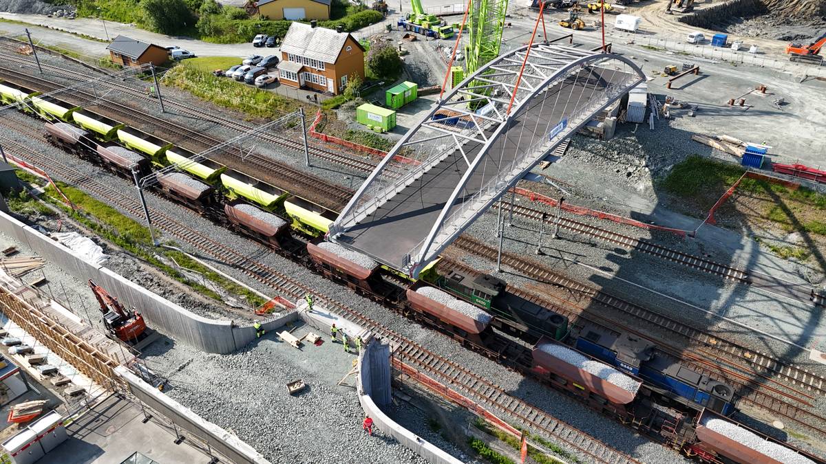 Heiste på plass 60 tonn tung aluminiumsbru – NRK Vestland