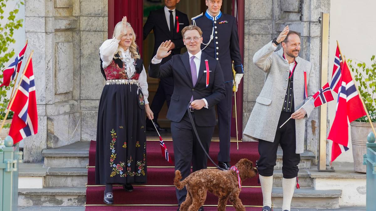 Kronprinsparet og Sverre Magnus hilste barnetoget – Siste nytt – NRK