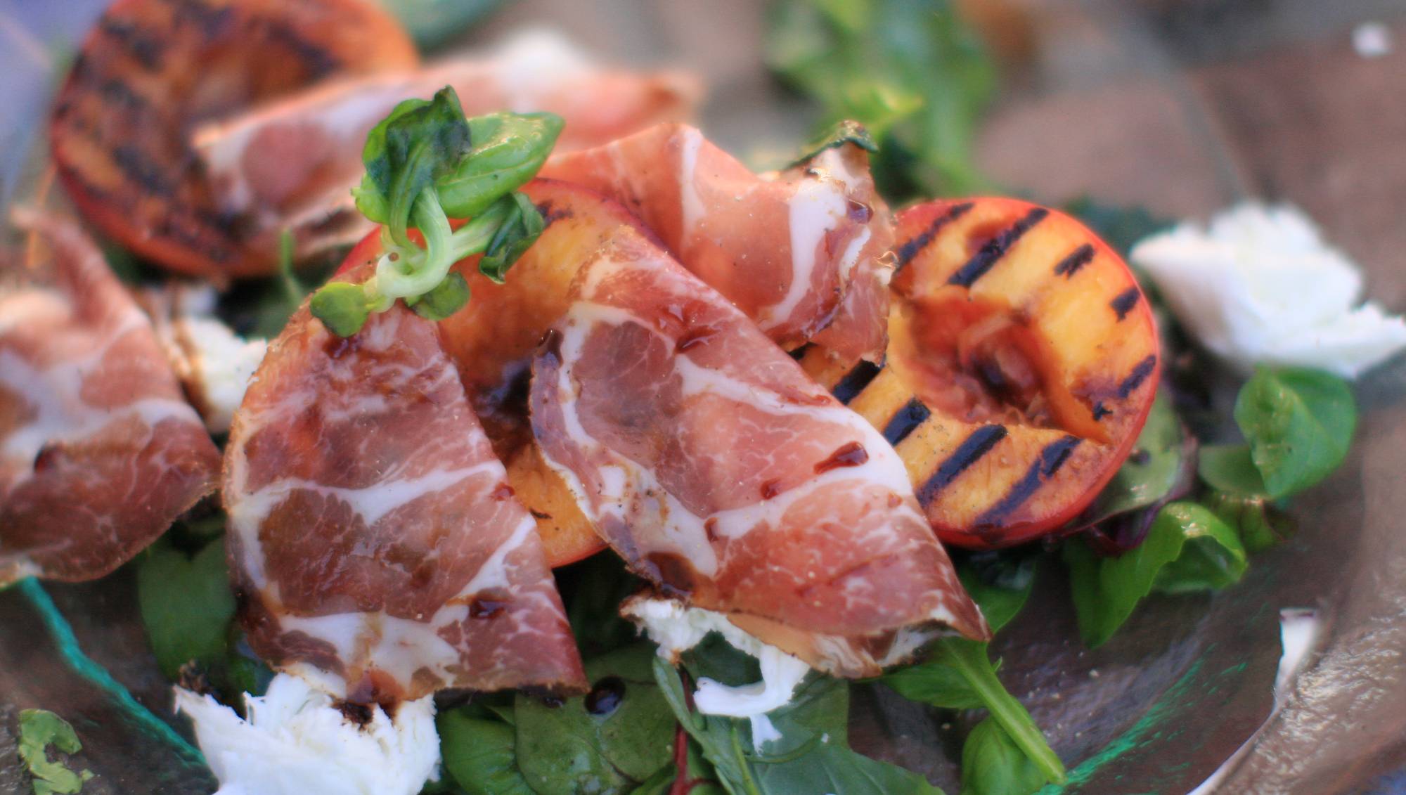 Ti oppskrifter på salat med kylling, kjøtt, ost, frukt eller grill ...