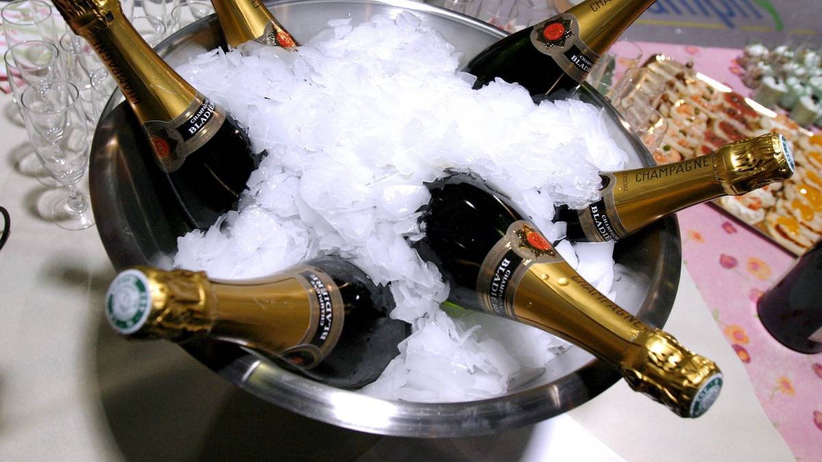 Drukner sorgene i champagne – NRK Vestland