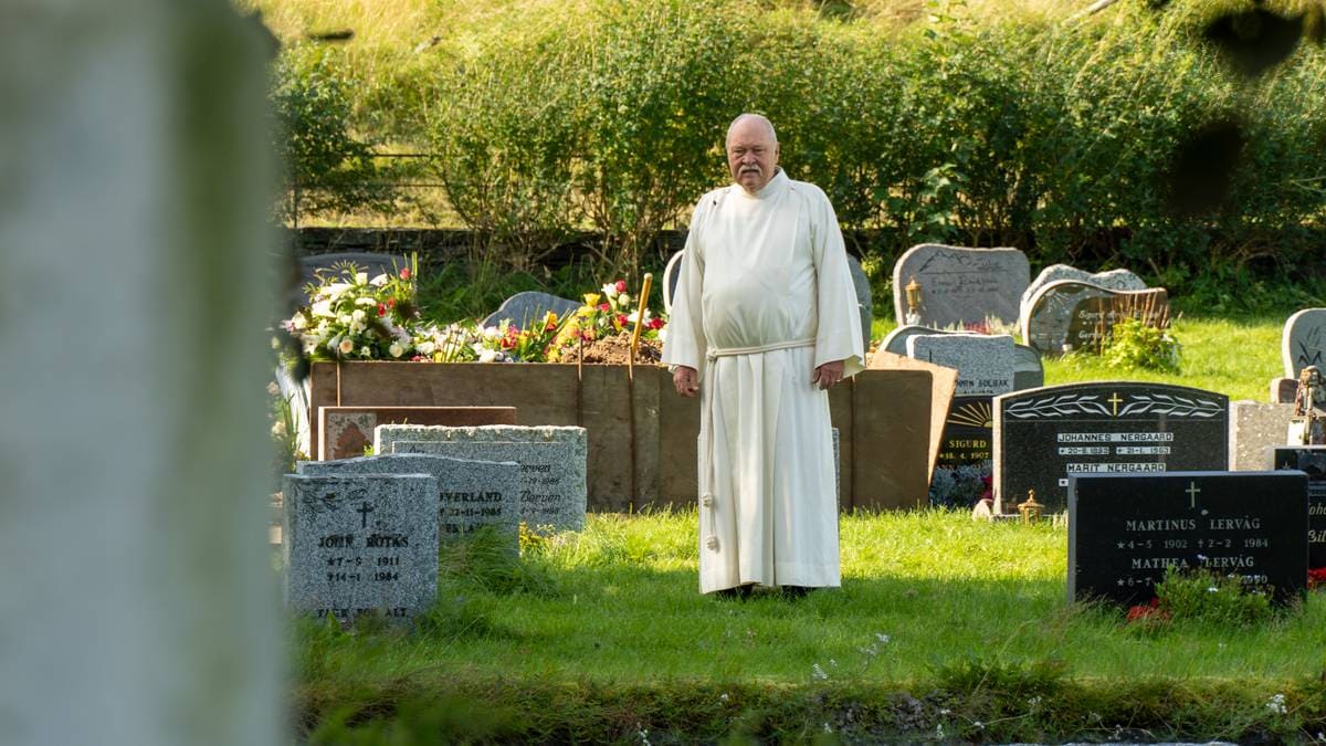 Kirken mangler prester. Pensjonist Preben Colstrup er vikarprest uten ...