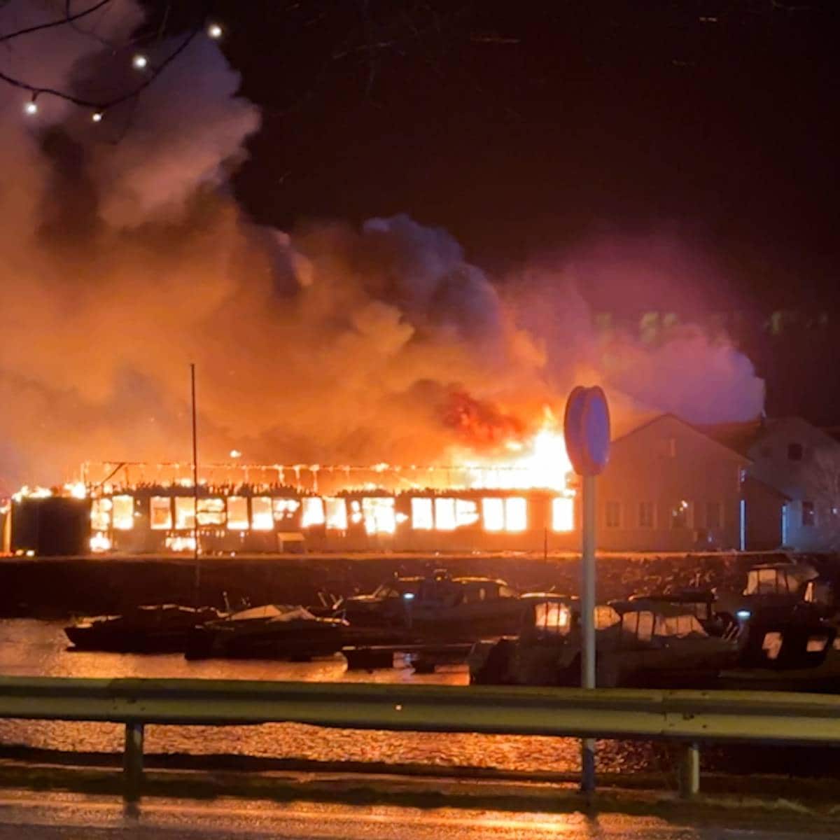 Brann i et bygg i Rørvik sentrum – NRK Trøndelag – Lokale nyheter, TV ...