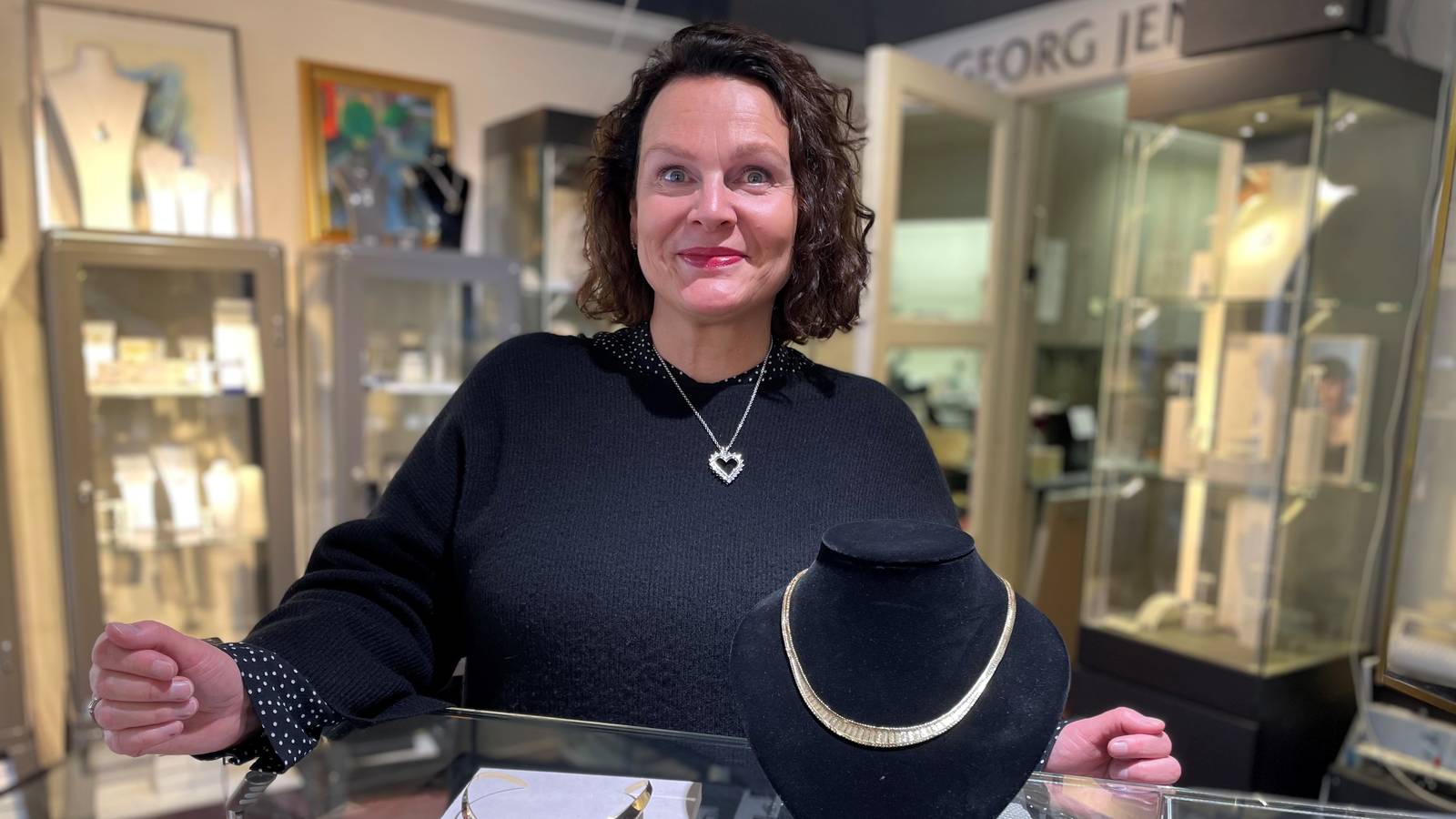 Gullsmed selger vintage smykker – Tise merker en økning – NRK Nordland
