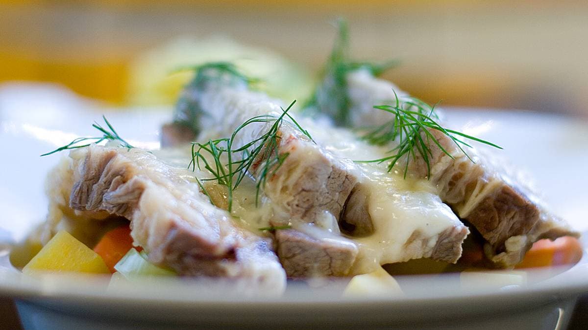 Oksebryst med pepperrotsaus – NRK Mat – Oppskrifter og inspirasjon