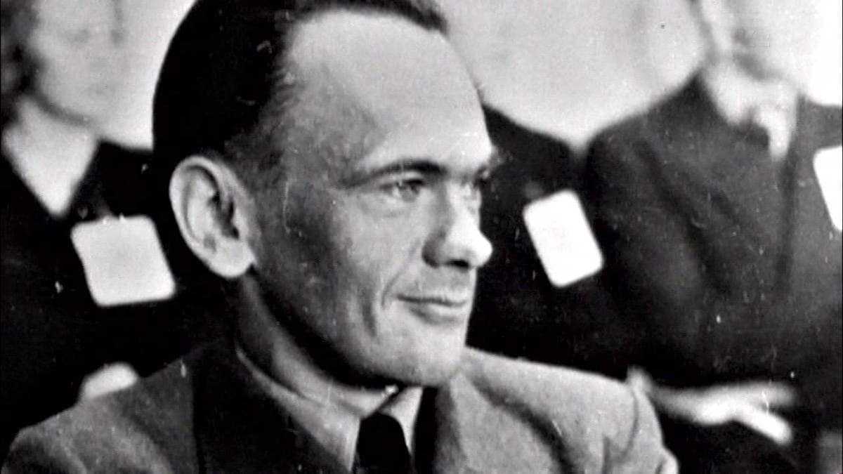 Anmeldelse: «Rasende lys» av Nikolaj Frobenius – NRK Kultur og ...