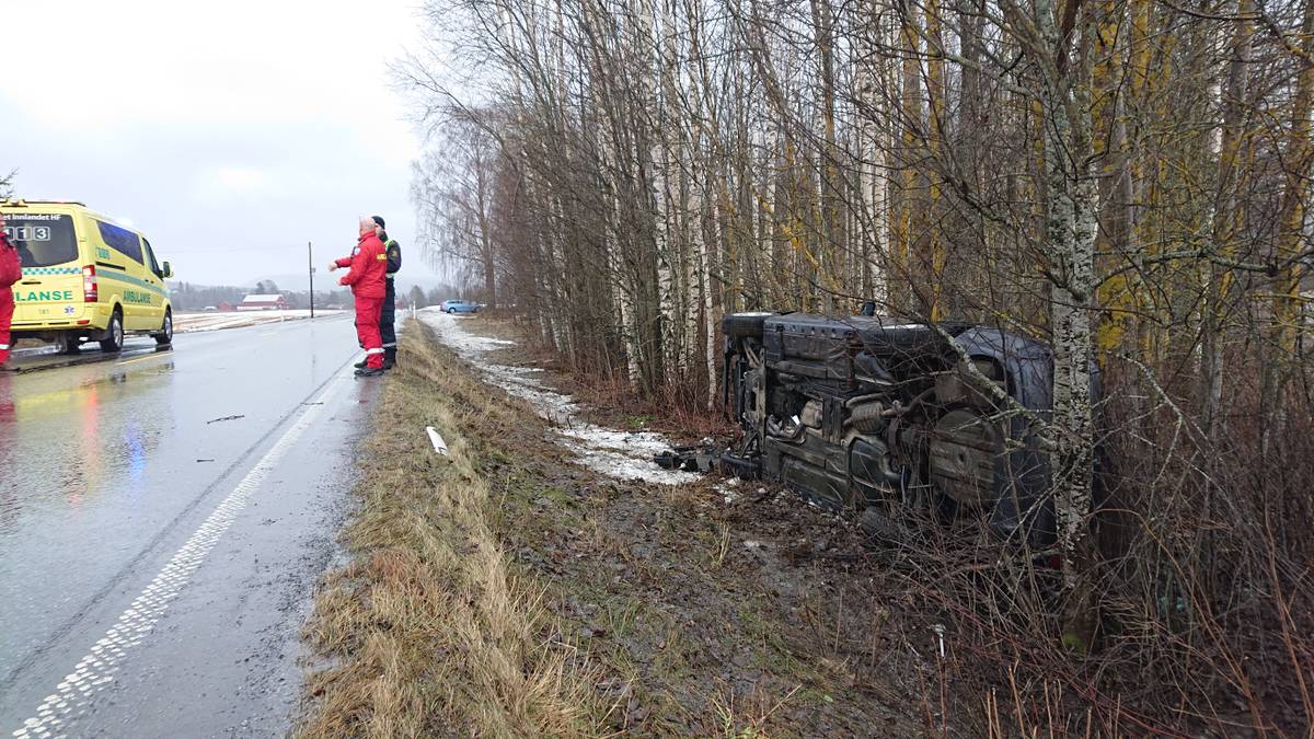 Bil av vegen ved Flisa – NRK Innlandet – Lokale nyheter, TV og radio