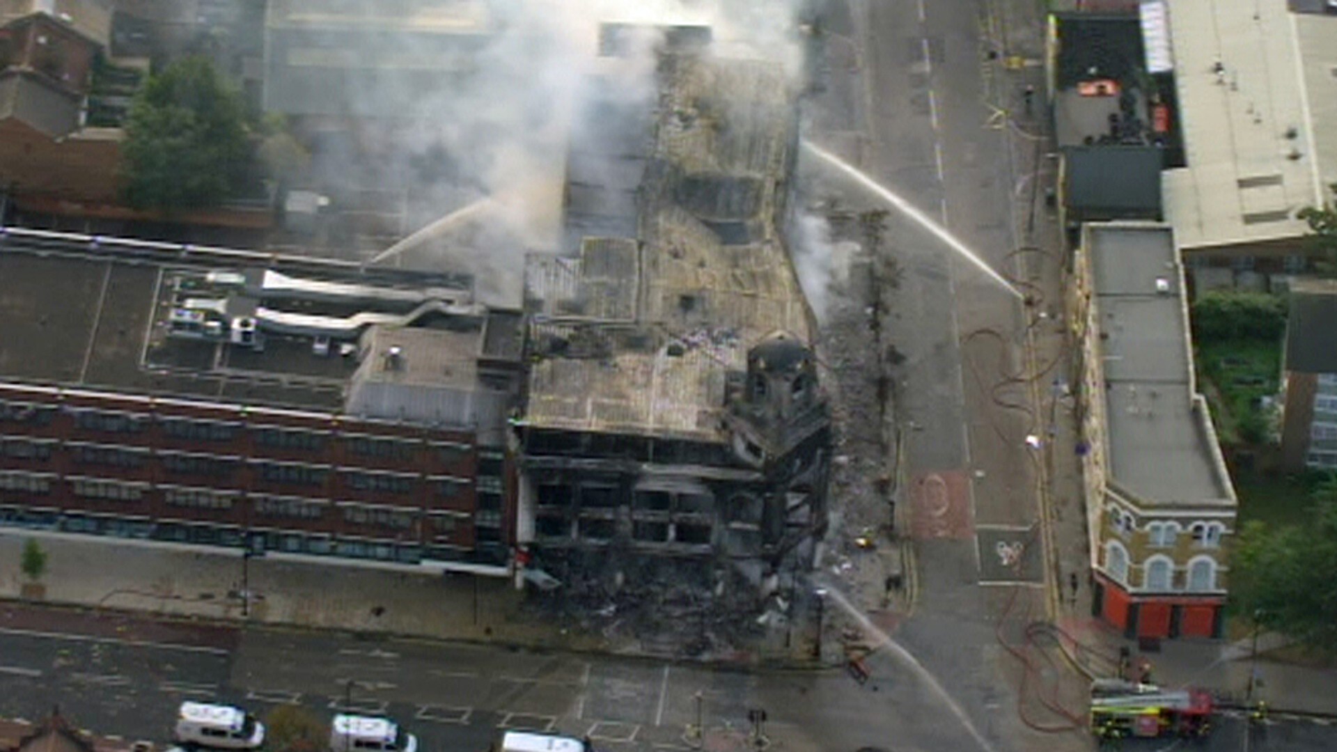Flere bygninger ble ødelagt av brann etter opptøyene i London – NRK