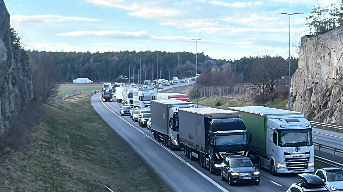 E6 stengt i flere timer etter alvorlig ulykke – NRK Østfold – Lokale nyheter, TV og radio