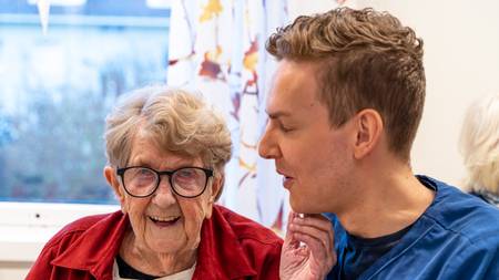 Håkon har gjort Haldis (98) til TikTok-stjerne – nå er det han selv som ...