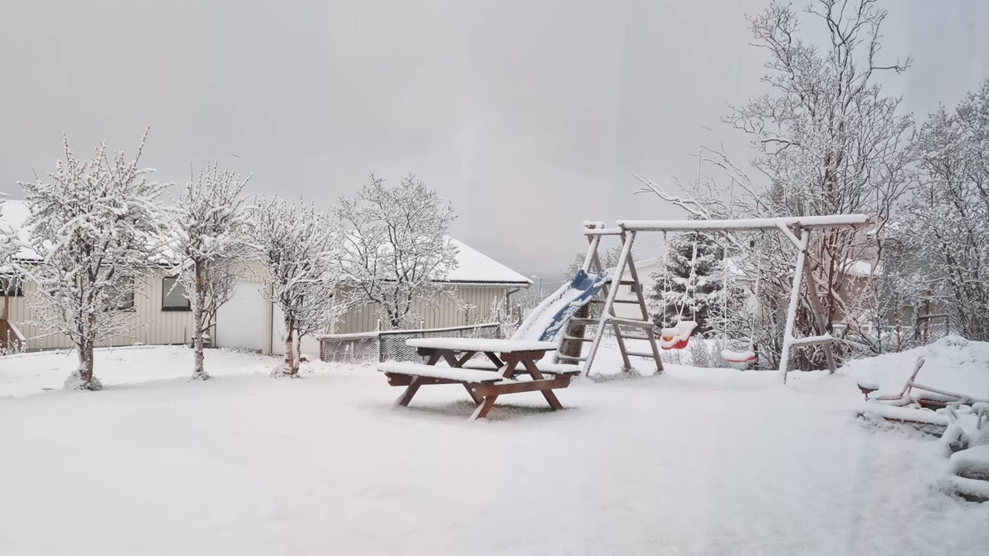 Snø i juni i Nord-Norge – monterte plog på gressklipperen – NRK Troms ...