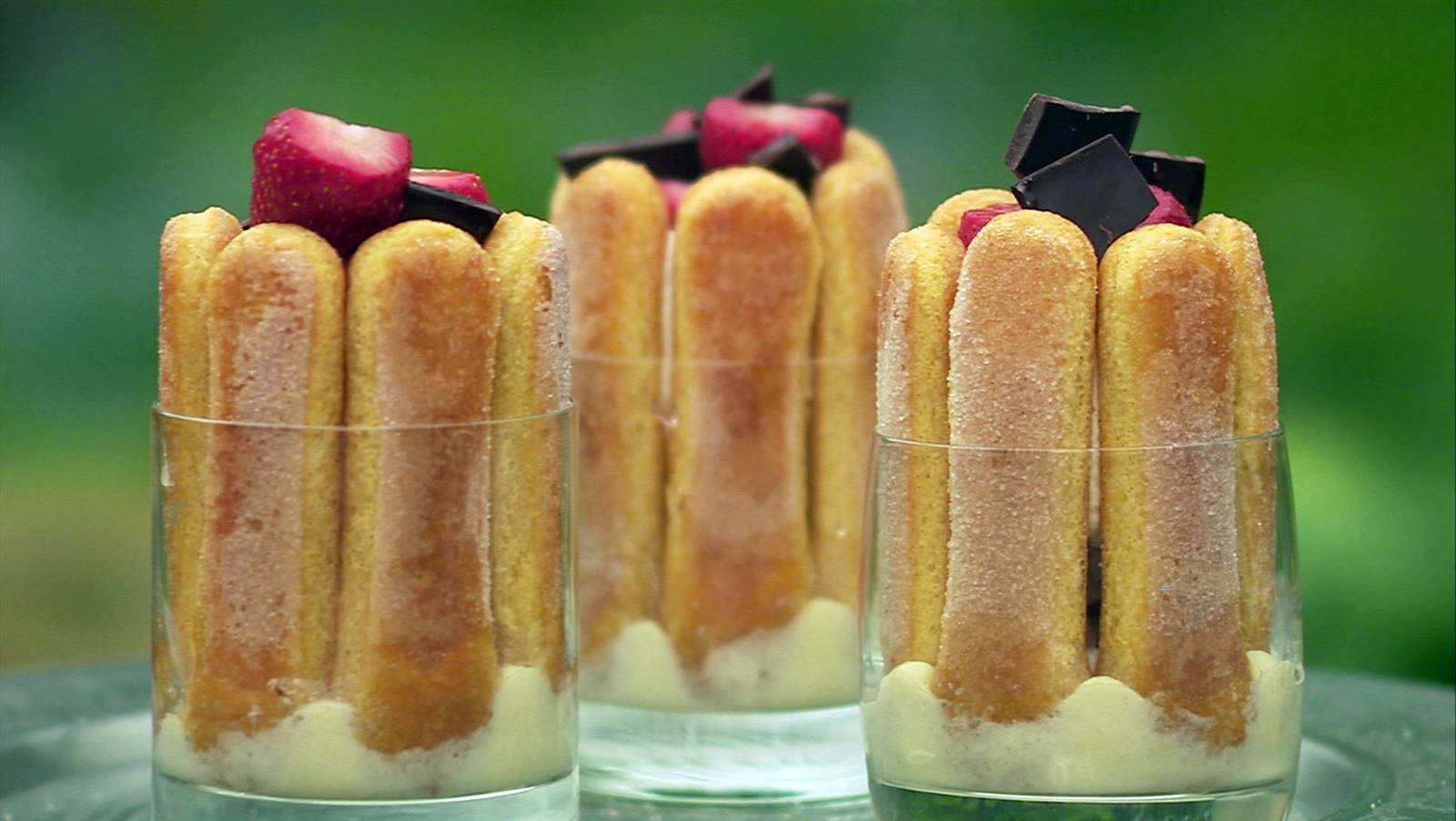 Rabarbradessert på glass – NRK Mat – Oppskrifter og inspirasjon